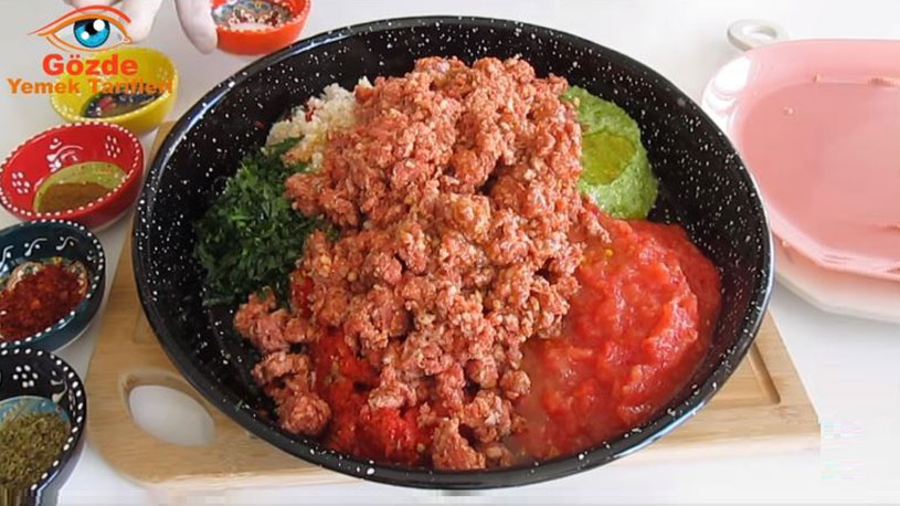 Hazırdan Lezzetli Gerçek Tepsi Kebabı Tarifi