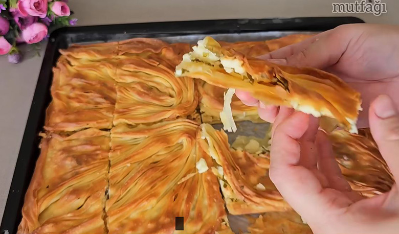 Kat Kat Olan Yufkaya Farklı Şekil Verilen Börek Tarifi - Renkli Hobi Kat Kat Olan Yufkaya Farklı Şekil Verilen Börek Tarifi - Renkli Hobi